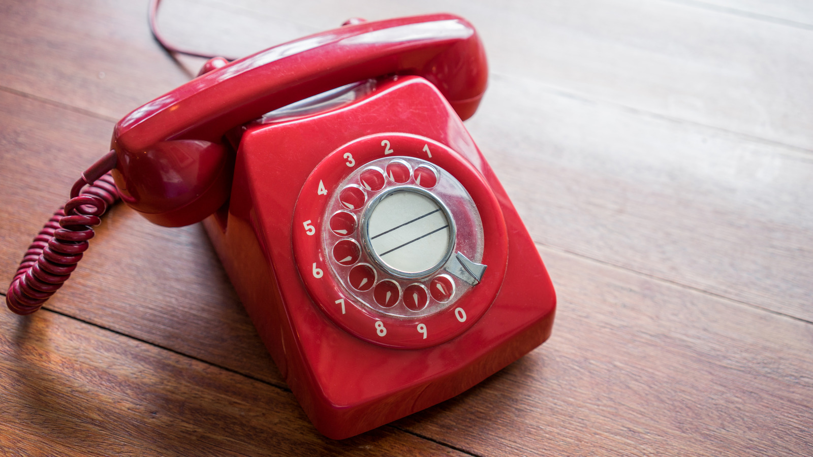 How To Turn An Outdated House Phone Into A Stylish Retro Lamp