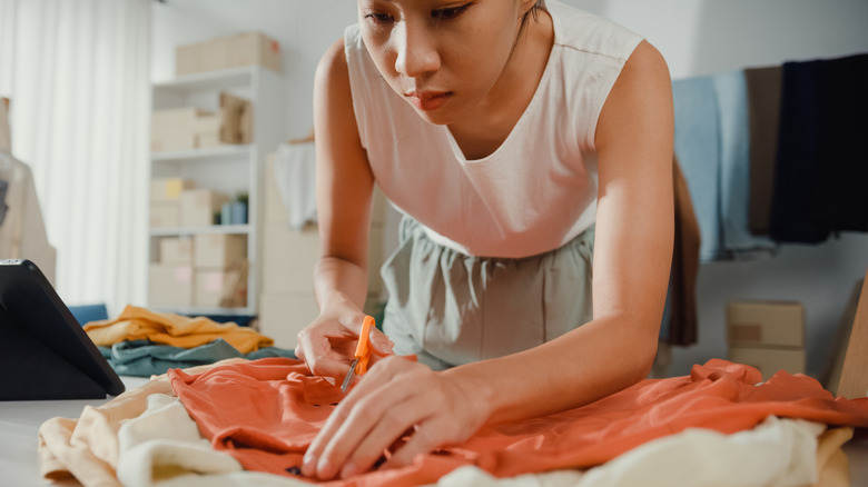 DIY Vertical Garden: Creative Ways to Repurpose Old T-Shirts - Global Ideas