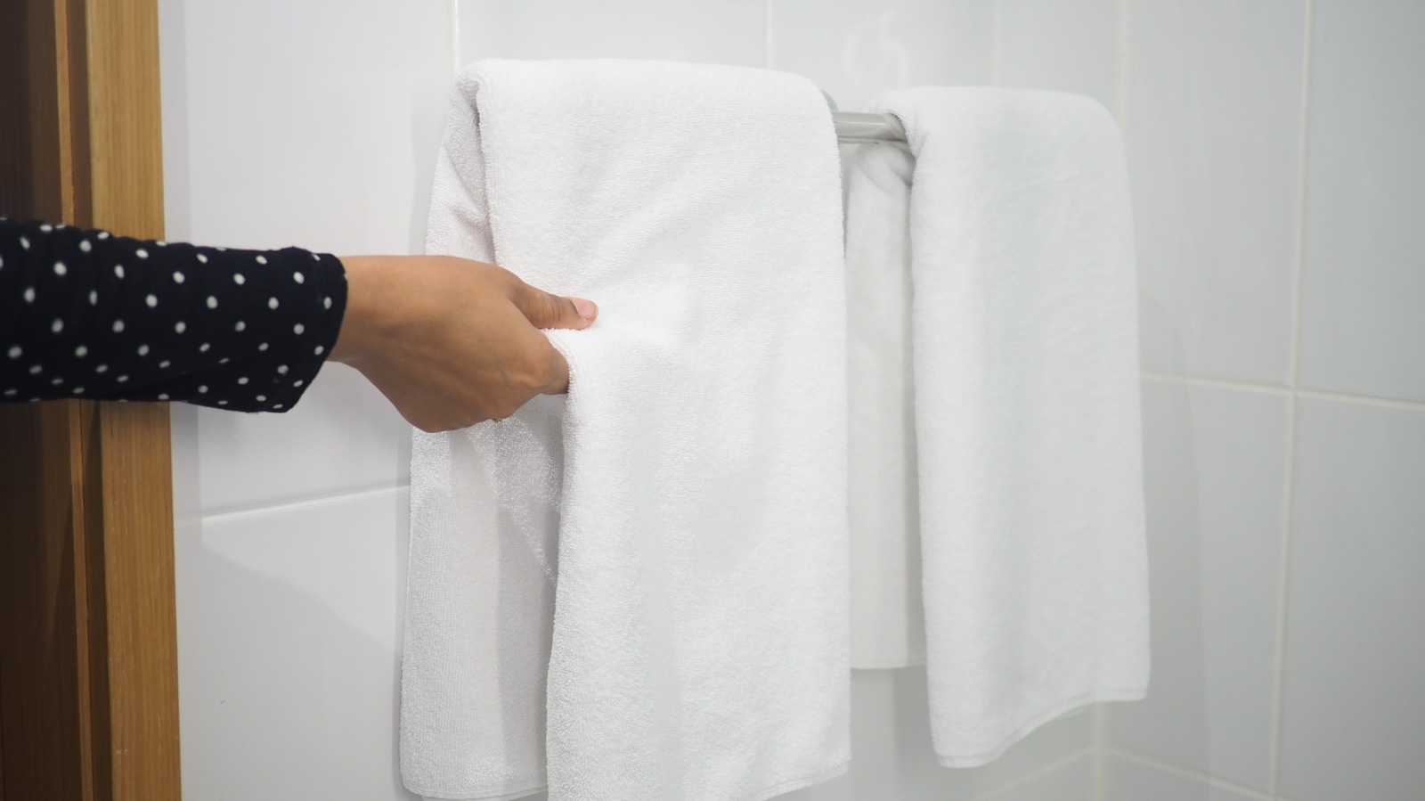 Say Bye To Boring Towel Racks — This Retro 80s Find Is A Cuter Way To ...