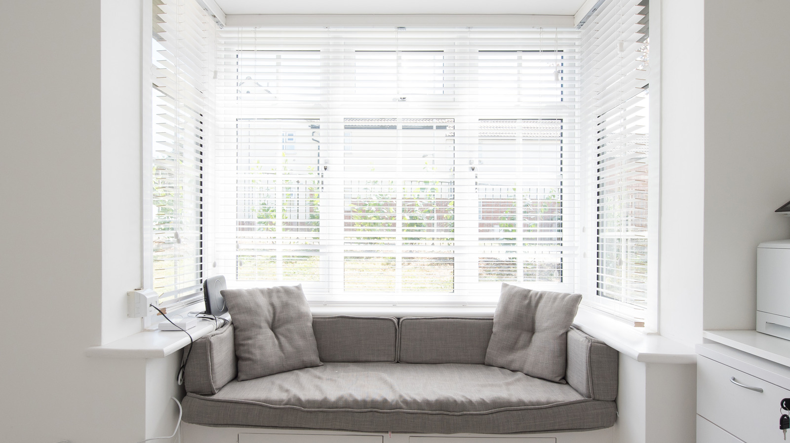 Say Goodbye To Messy Bay Windows With Organizing Tips For A Clutter ...