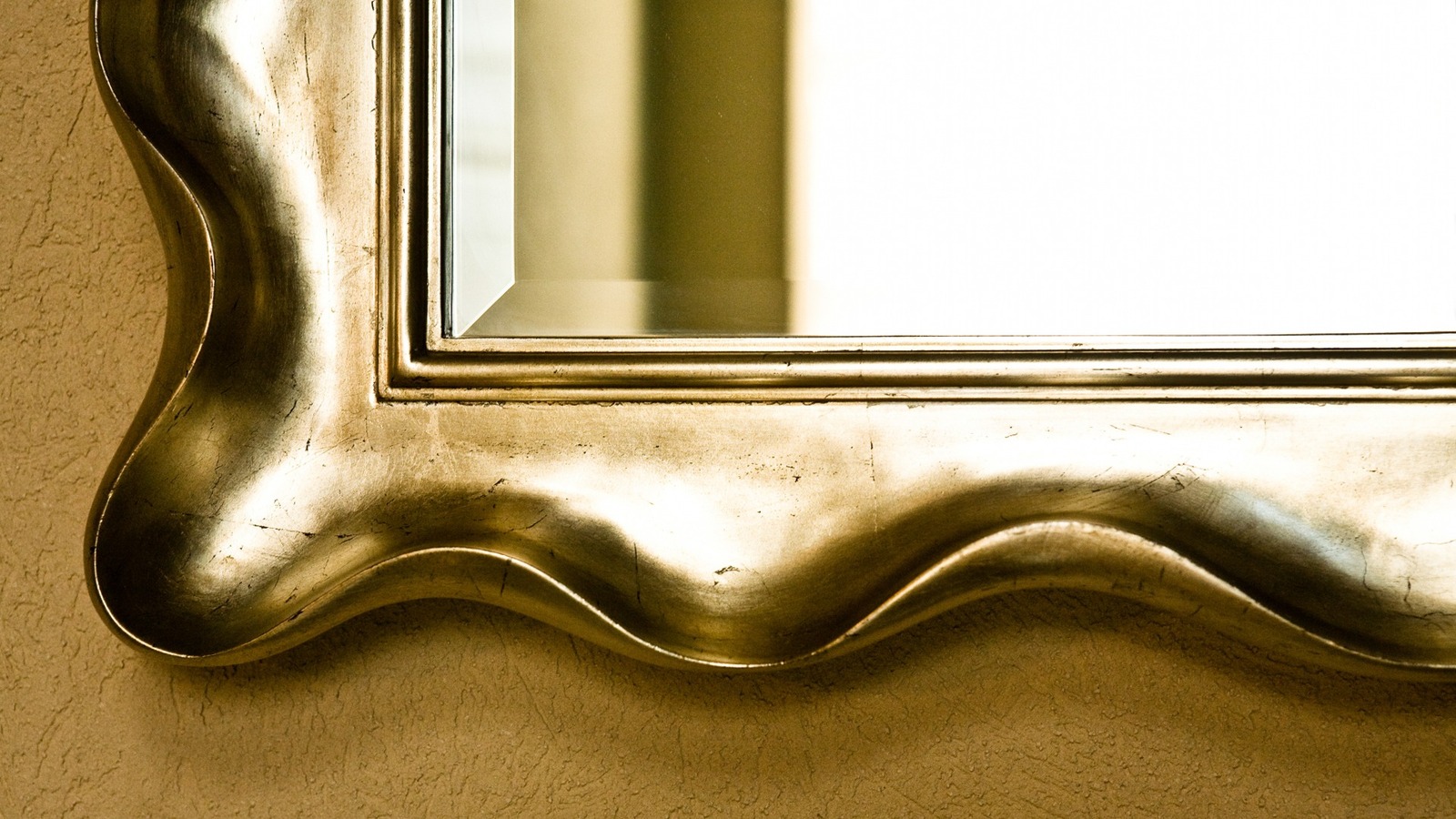 The 2024 Squiggly Interior Design Trend: Should You Score Or Skip?