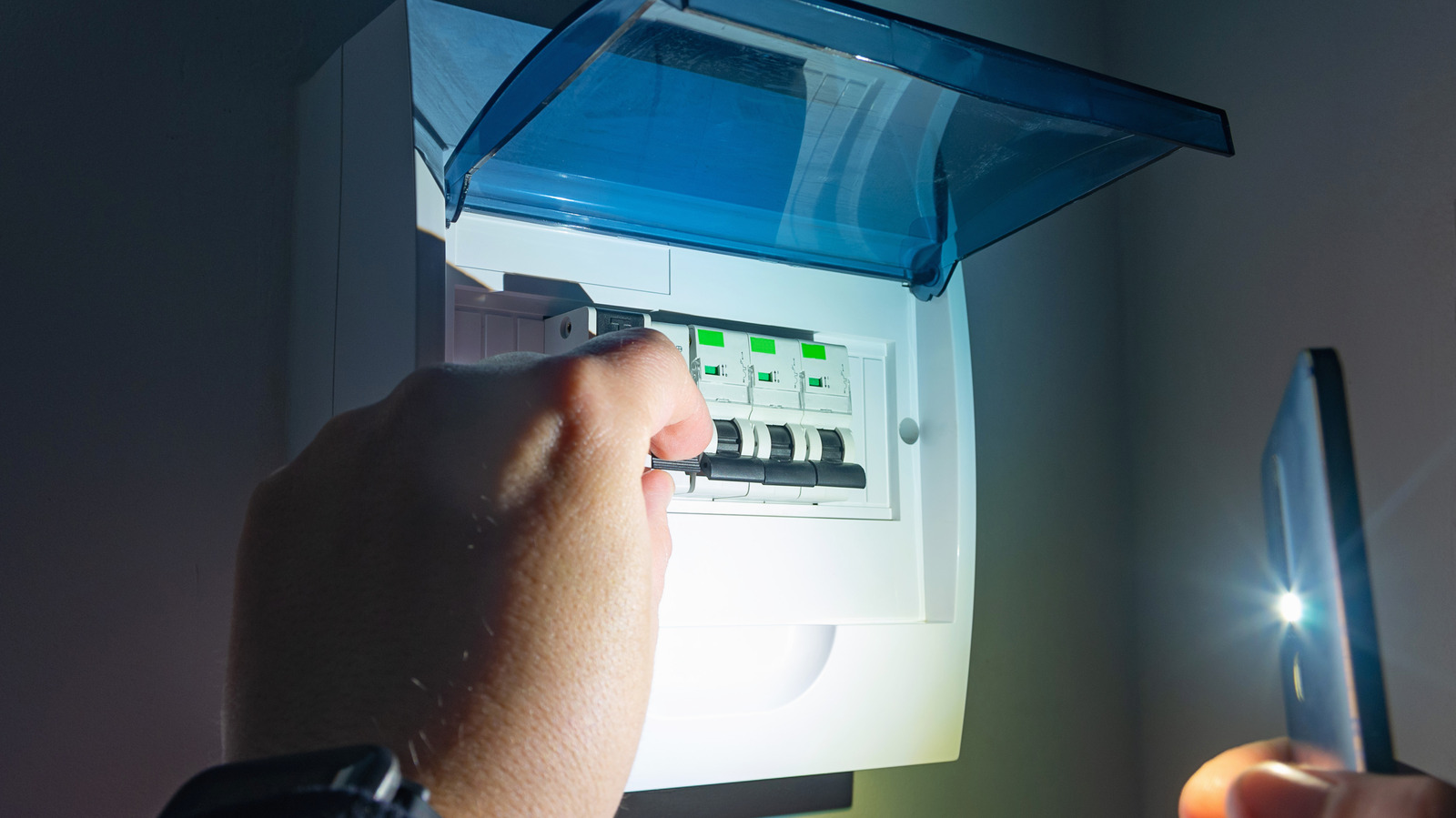 The 3 Most Essential Items For Your Home Safety Kit In Case Of A Power ...