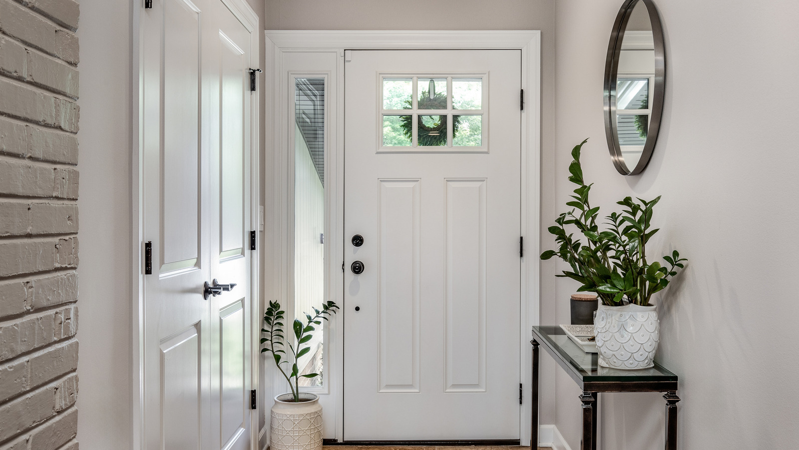 The 8 Best Ways To Fake The Look Of A Formal Entryway If You Don't Have One