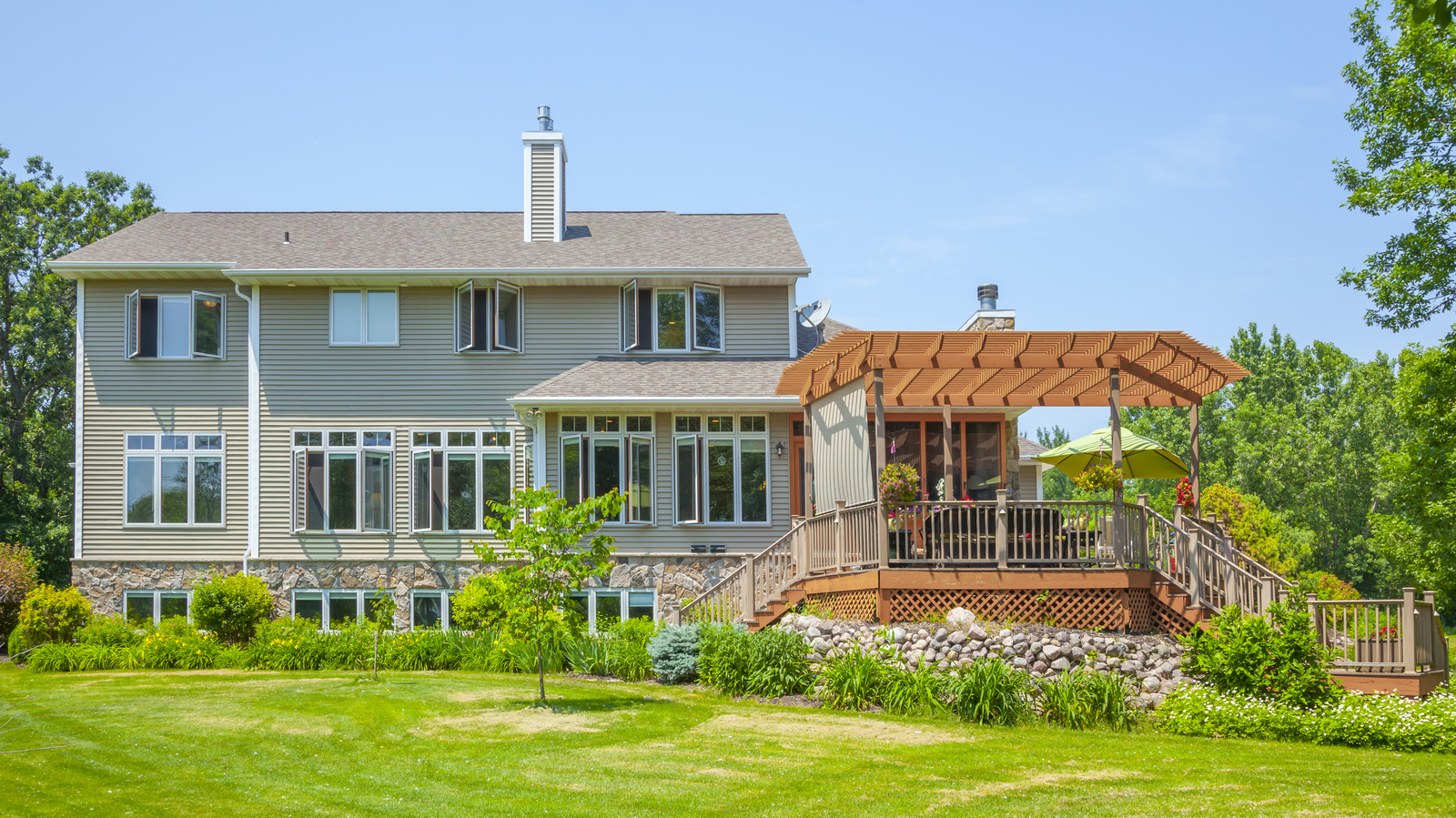 The 9 Best Ways To Add Shade And Privacy To Your Yard Without Any Trees