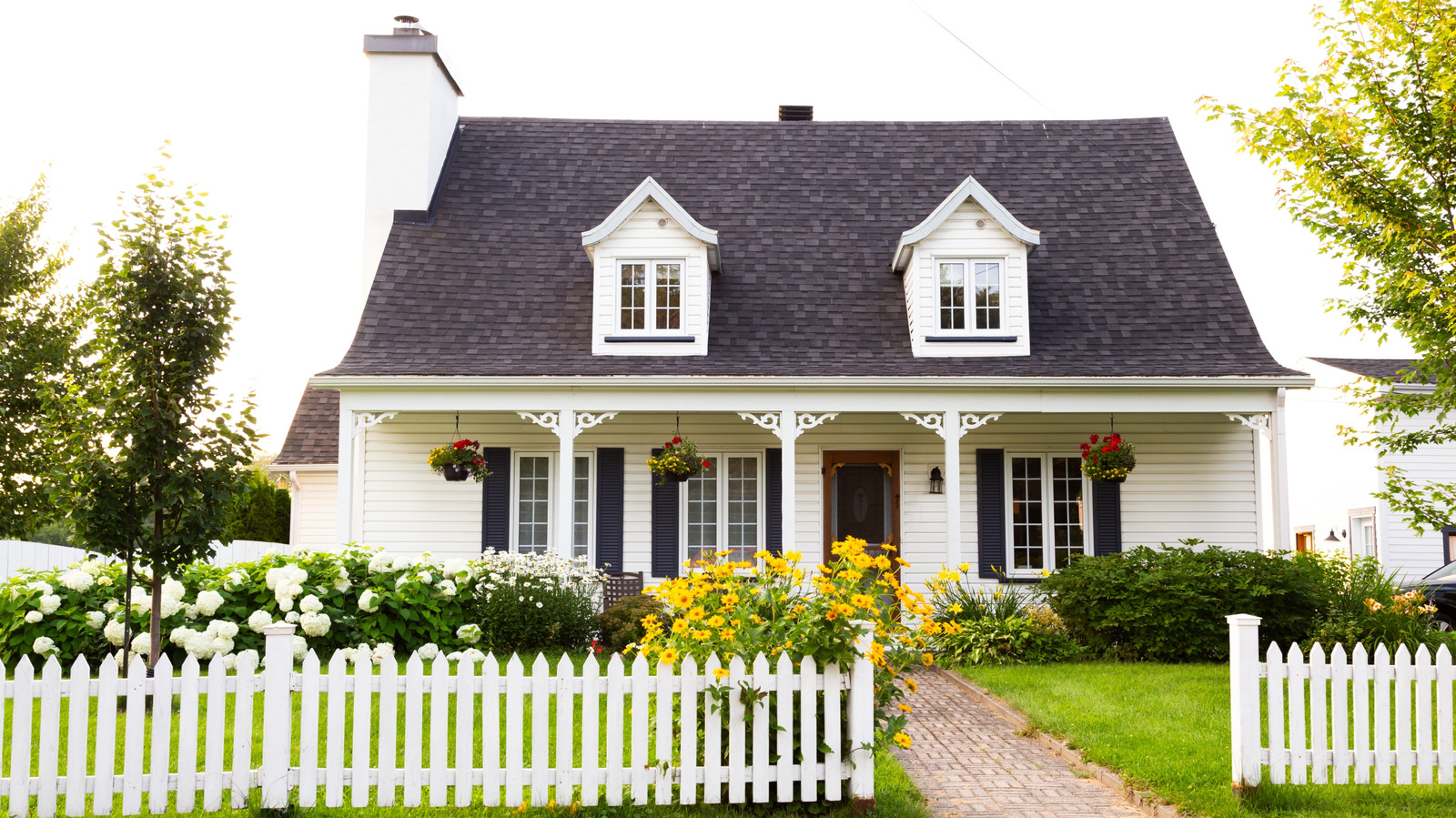 The Best Fence Colors For Curb Appeal That Aren't Basic White