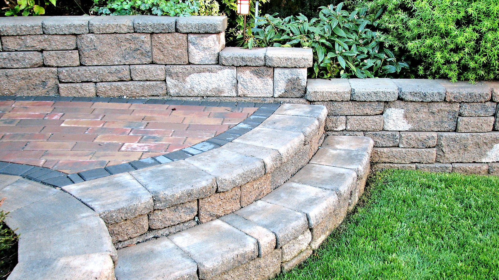 The Big Mistake Everyone Makes When Building A Retaining Wall Out Of Pavers