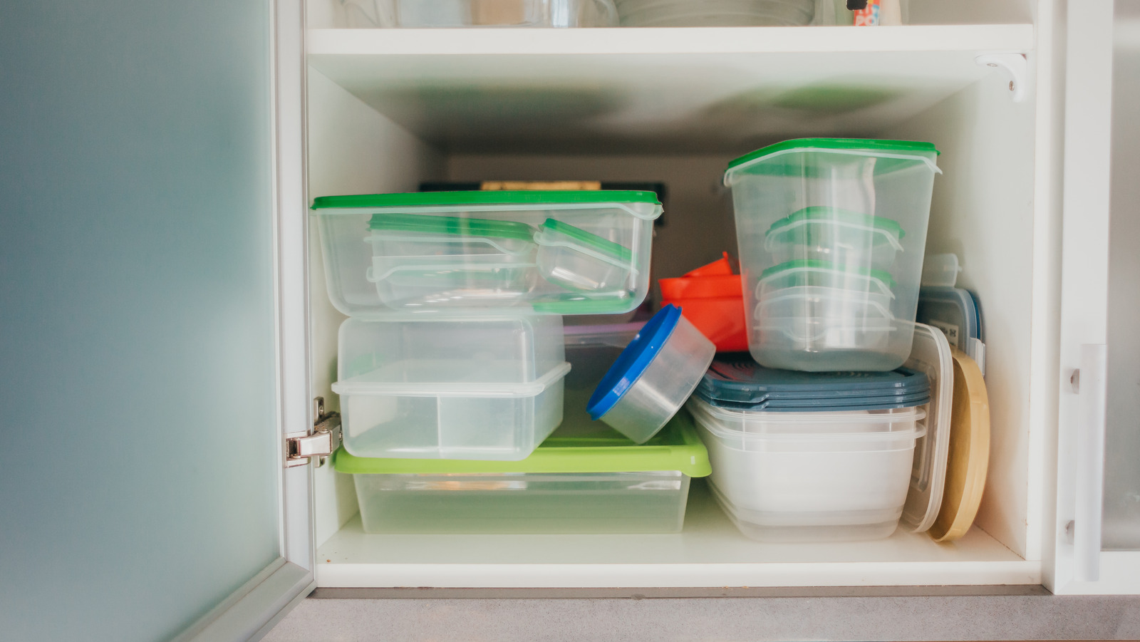 The Clever Way To Organize Plastic Storage Container Lids In Kitchen ...