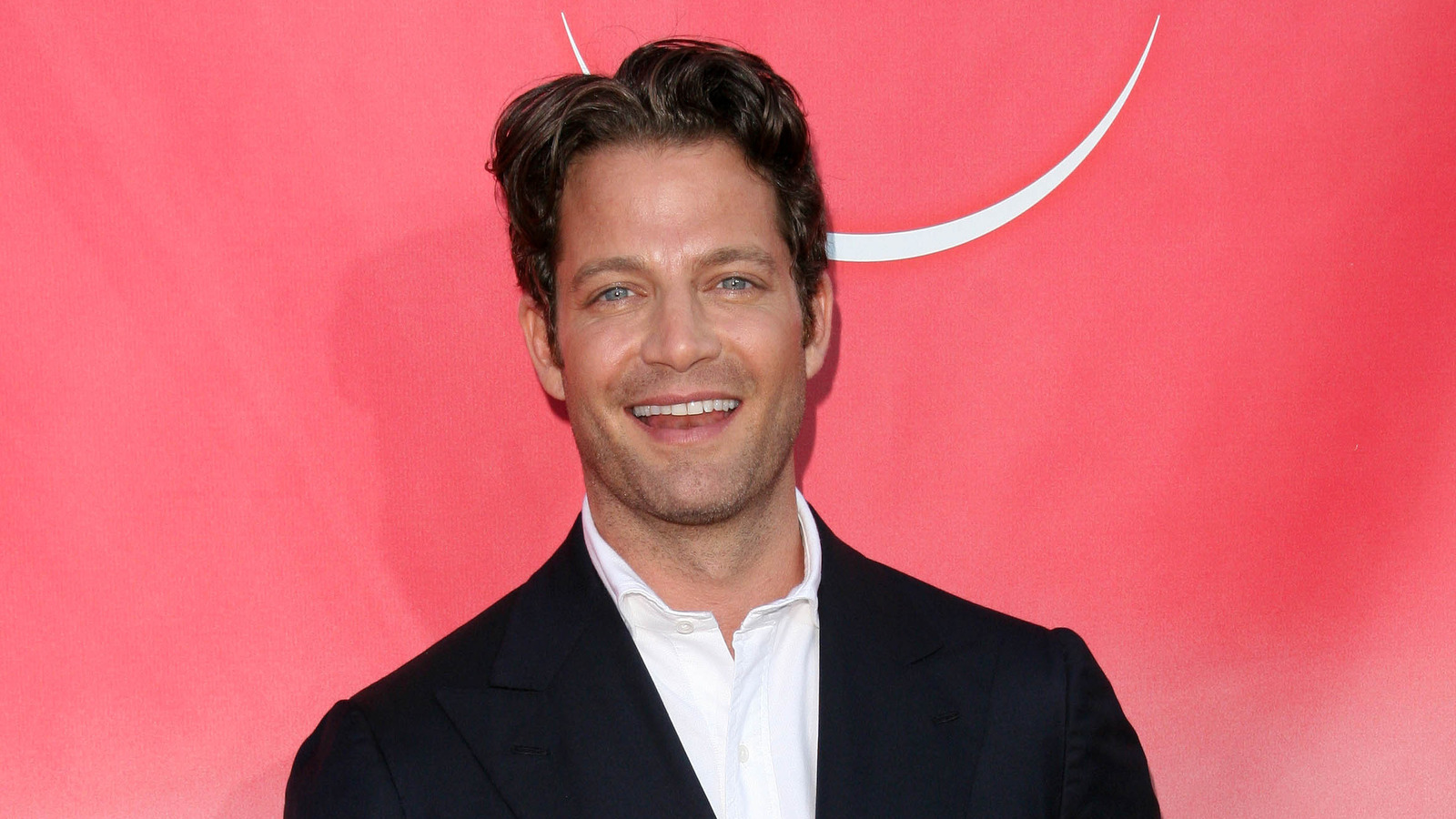 HGTV's Nate Berkus Shares The Best Curtain Colors For Dark Rooms