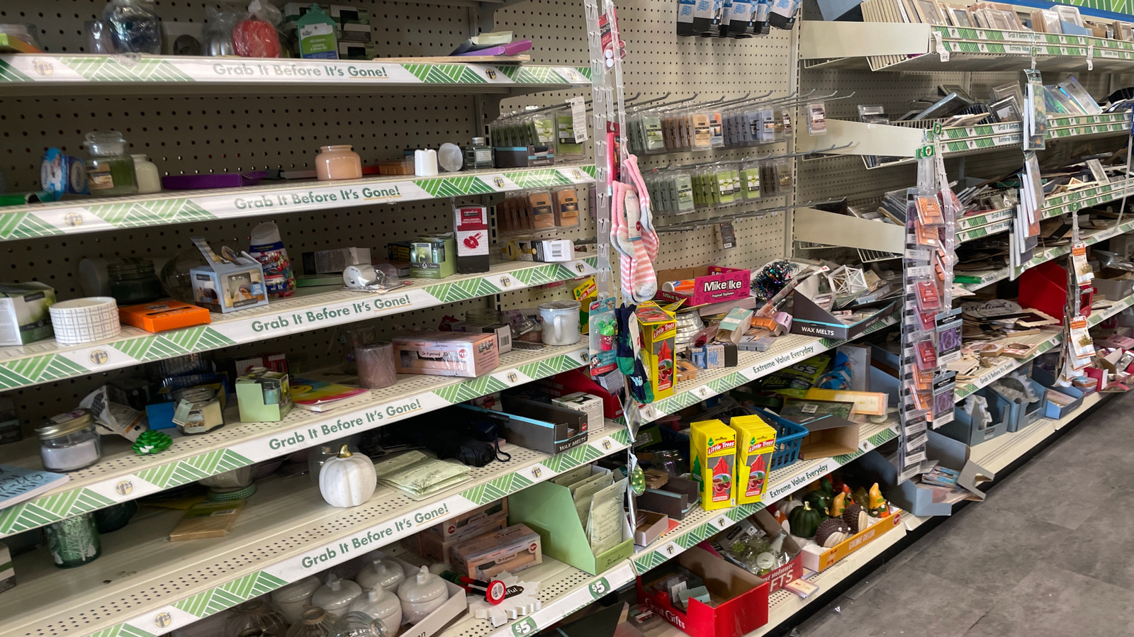 The Dollar Tree Bathroom Item That Doubles As The Perfect Centerpiece Vase