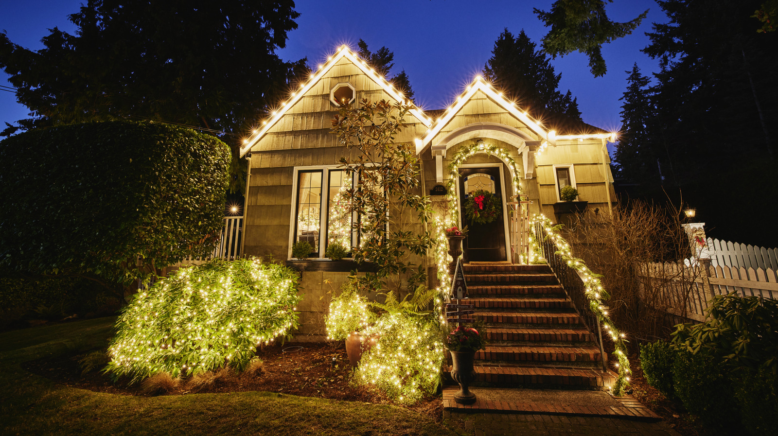 The Easiest Way To Put Up Christmas Lights Lets You Stay Warm Inside