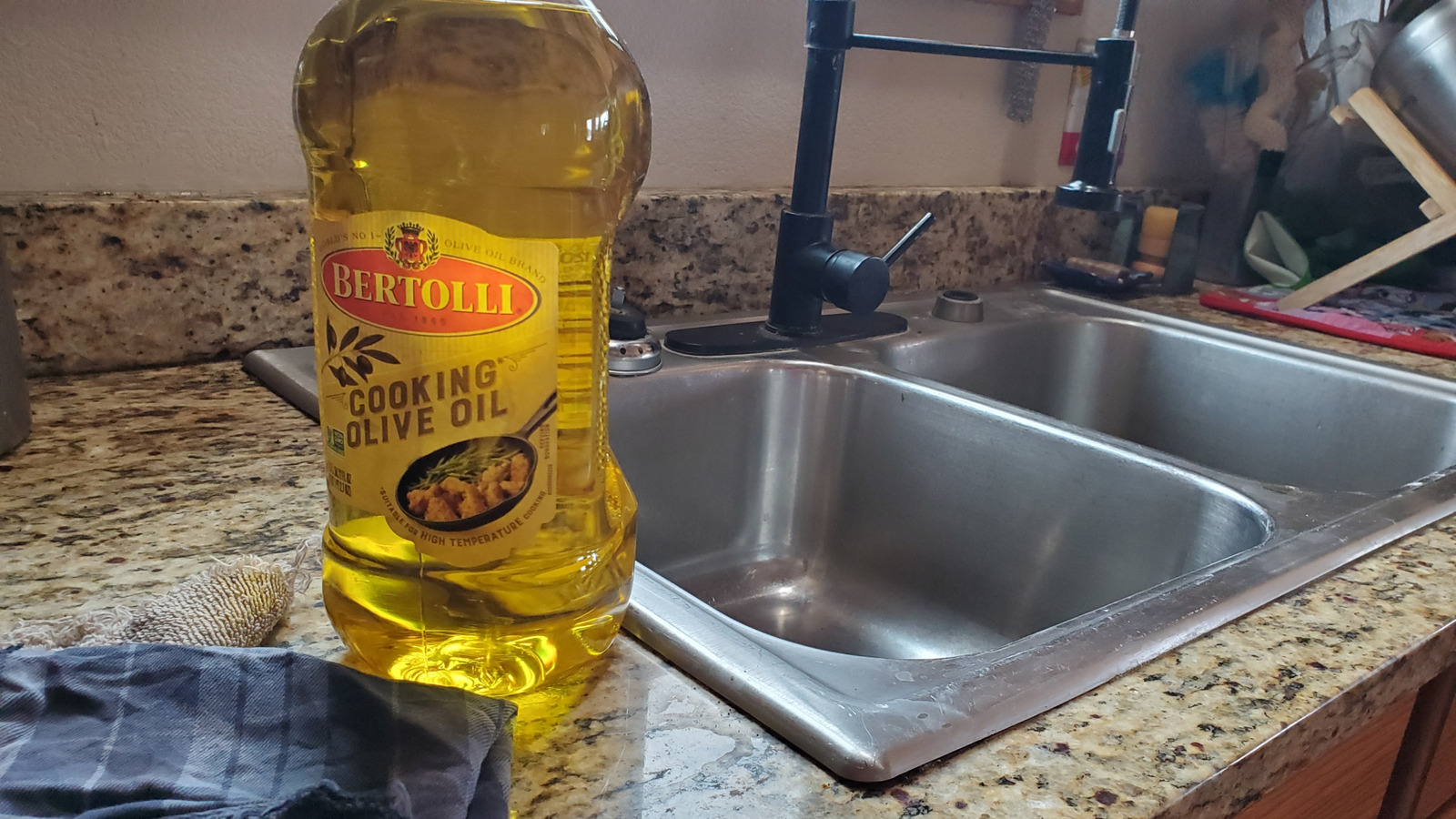 The Truth About Using Olive Oil To Clean Your Kitchen Sink