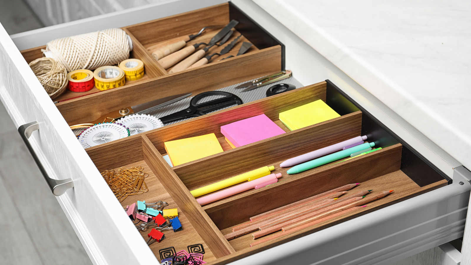 The Genius Paper Trick That Helps You Seamlessly Organize Cabinet Chaos