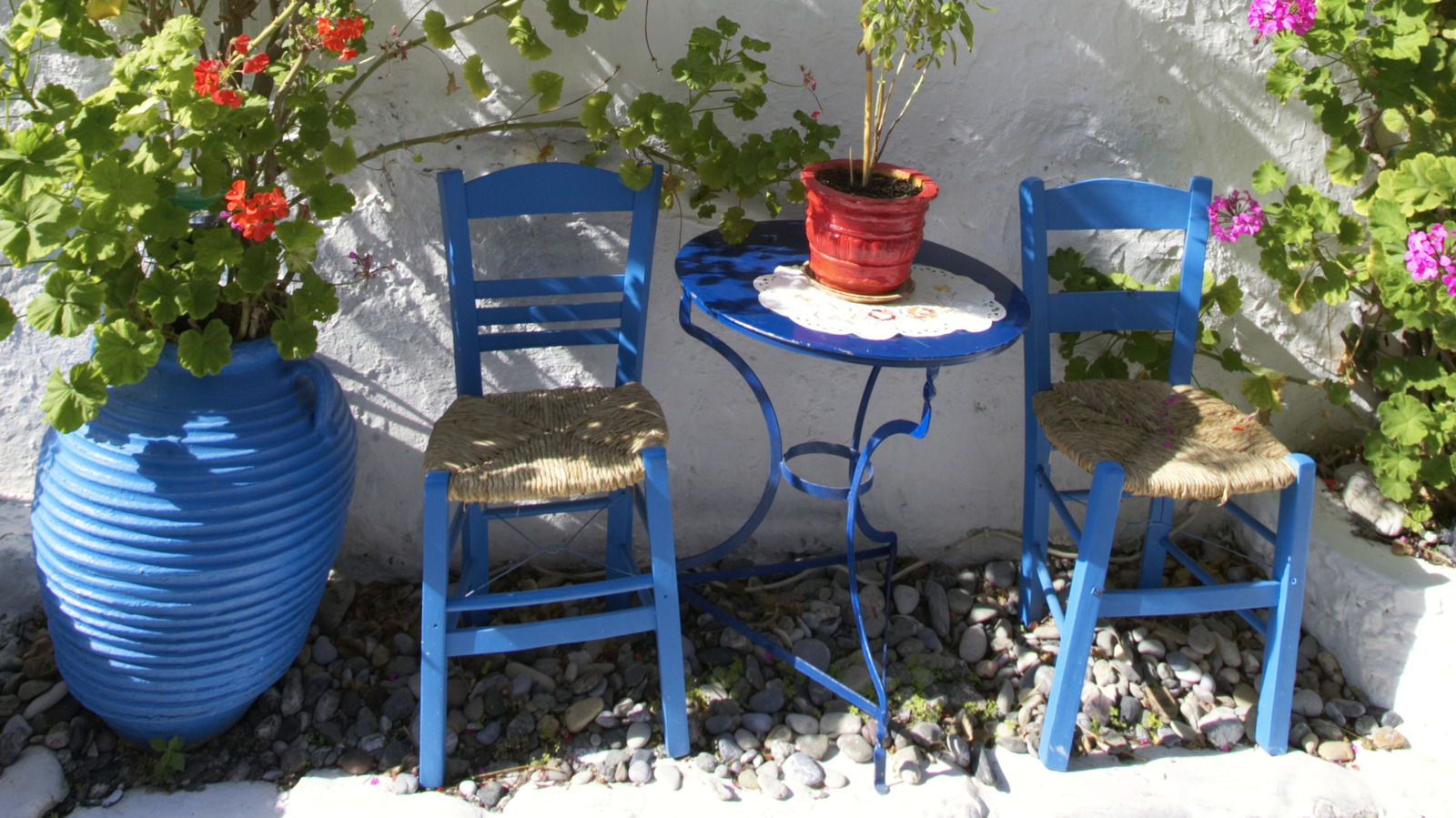 The Greek Garden Trend That Will Be Everywhere In Spring 2023