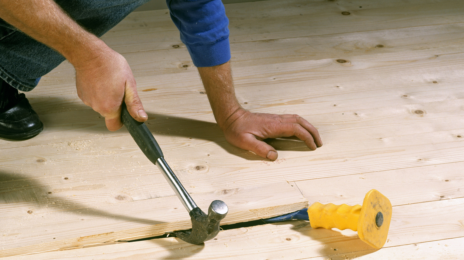 The Must-Have Tool DIYers Swear By For Pulling Up Floors