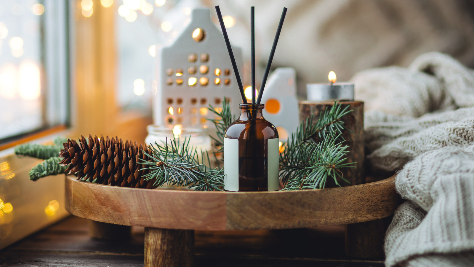 The Old-School Hack That'll Make Your Home Smell Incredible For Holiday Guests