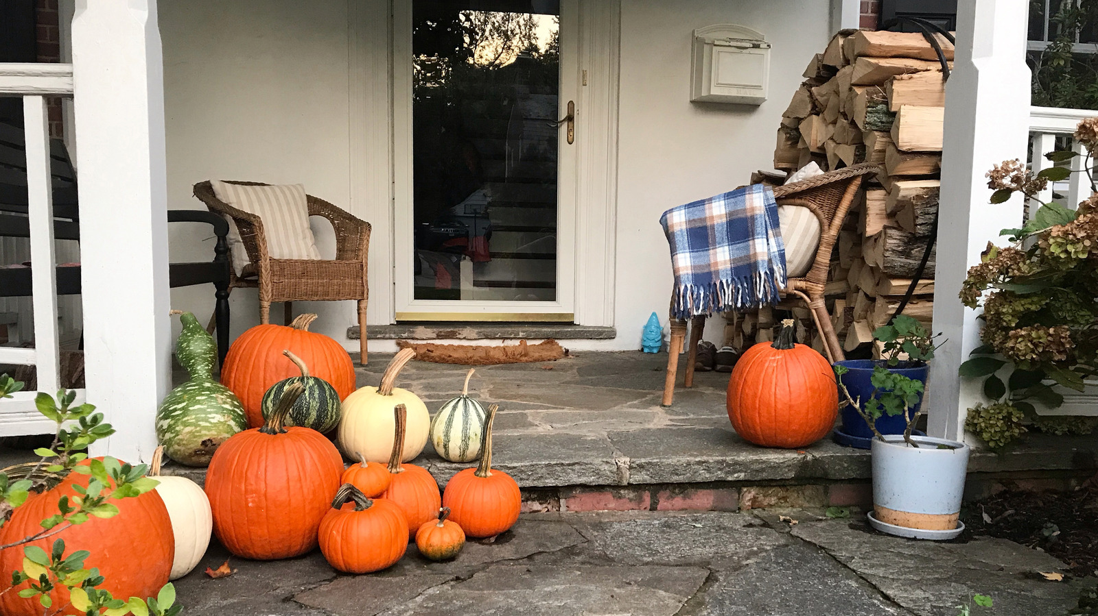The Outdoor Fall Decorating Trend That's As Cozy As It Is Practical