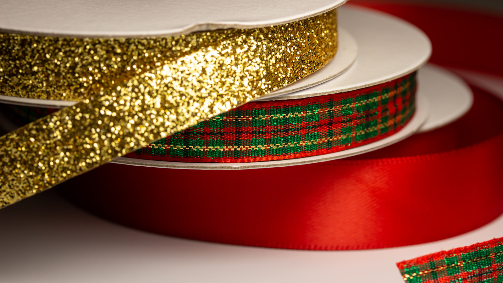 The Popular Ribbon Trend You'll Want To Try On Your Christmas Tree This ...