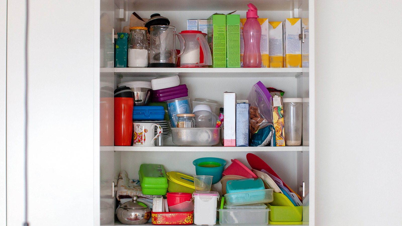 The Simple DIY Water Bottle Organizer That Brings Harmony To Cluttered ...