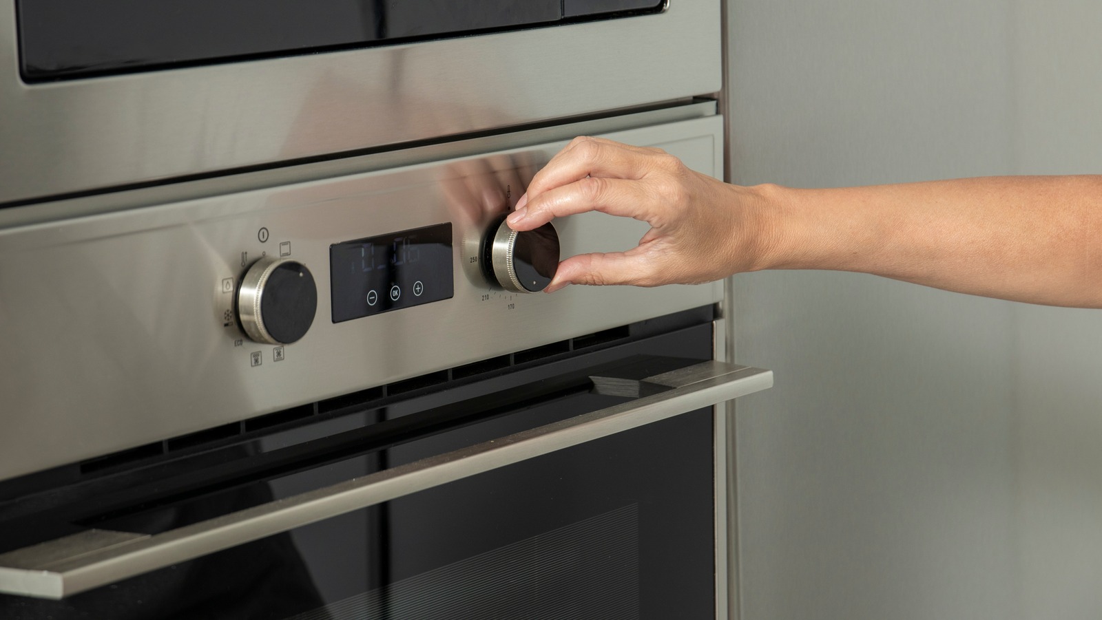 Your Oven Making A Hissing Noise Can Be A Major Red Flag
