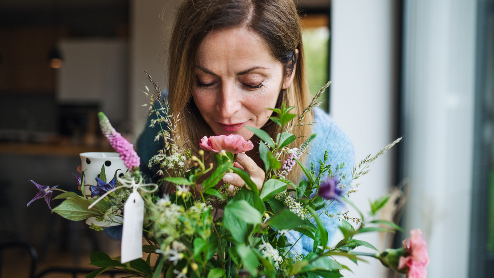 How To Turn A Pool Noodle Into A Stunning Standing Vase
