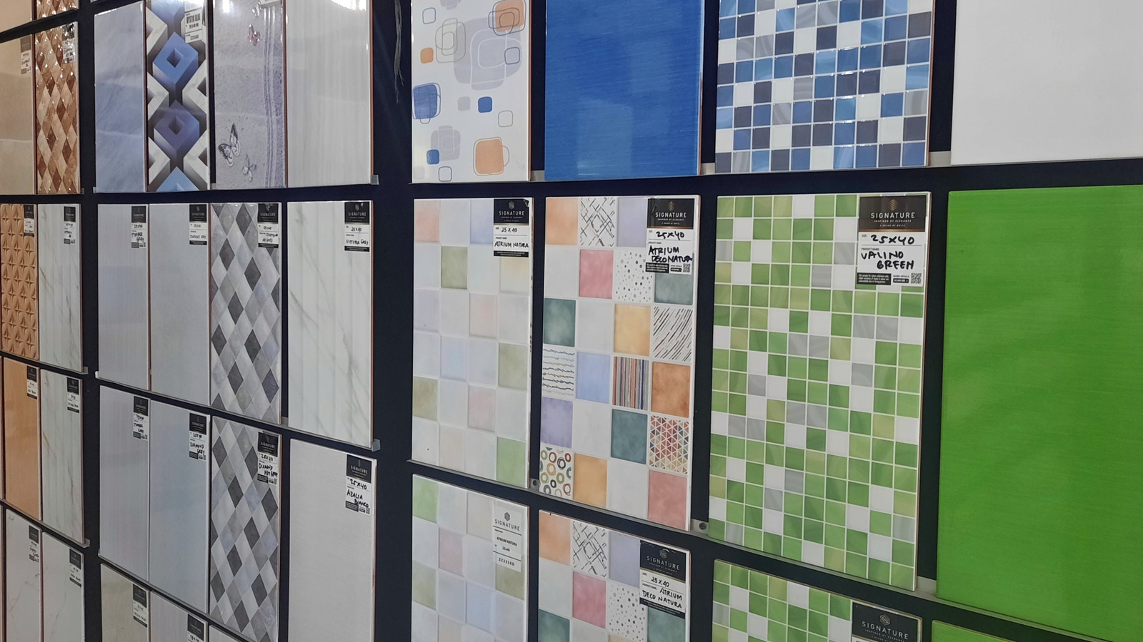 The Trendy Color Combination You'll See In Bathroom Tiles This Year