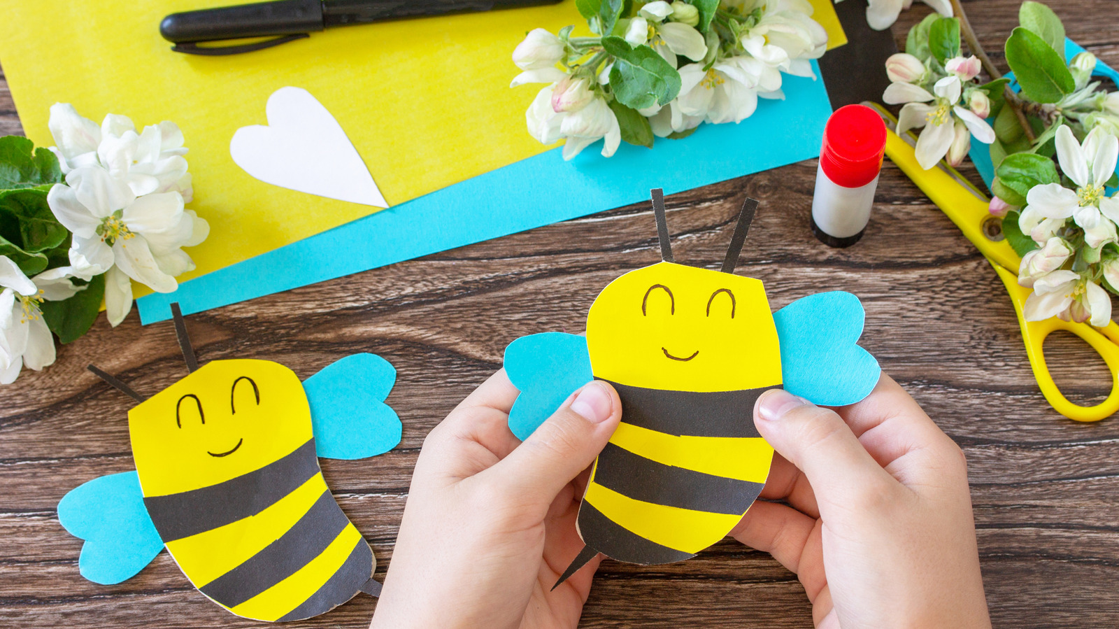 This Adorable Bee Wreath Is The Dollar Tree DIY Of The Summer