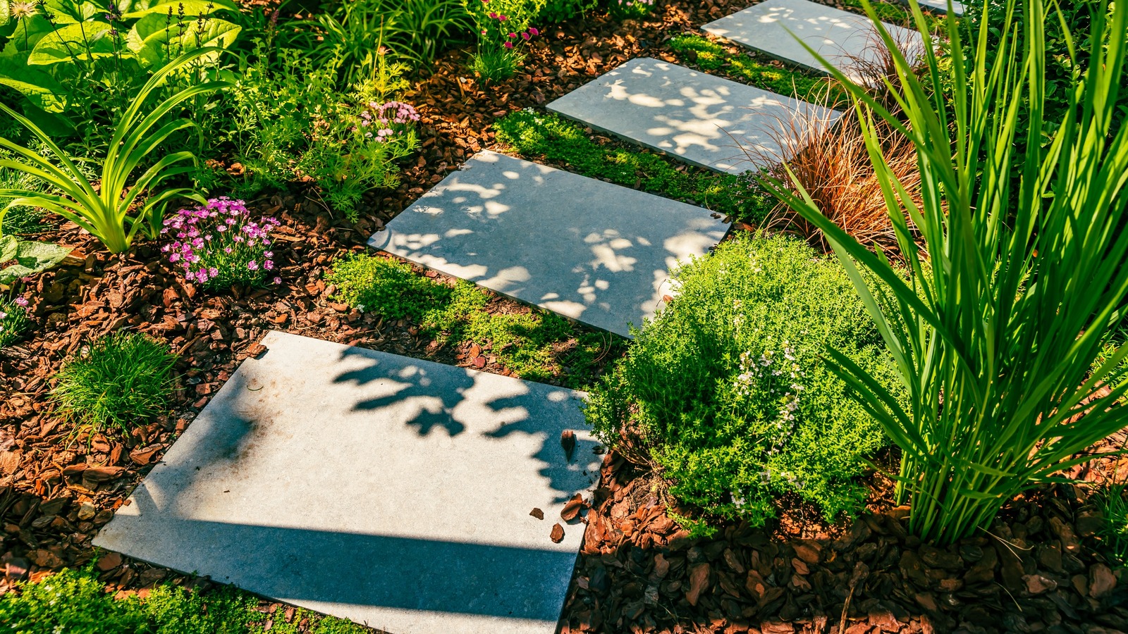 This DIY Garden Path Is An Affordable Way To Add Natural Beauty To Your ...