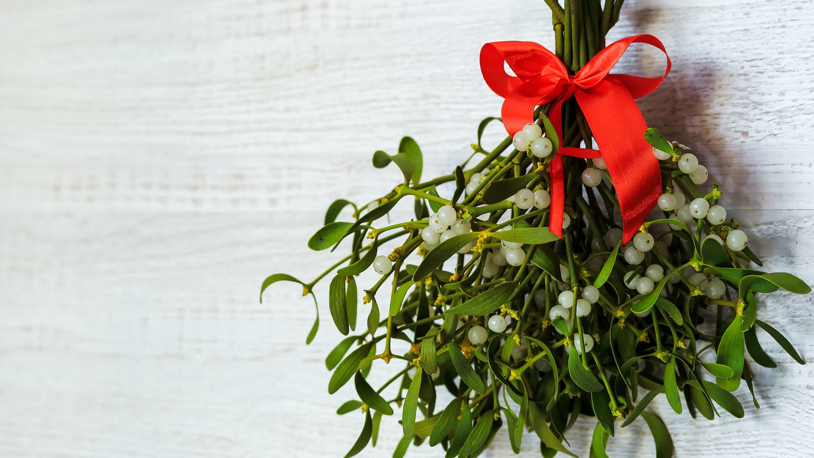 This Easy Mistletoe DIY Will Fill Your Home With Festive Cheer