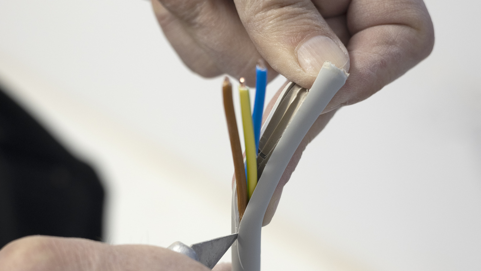 This Hidden Boxcutter Feature Makes Stripping Wires A Breeze