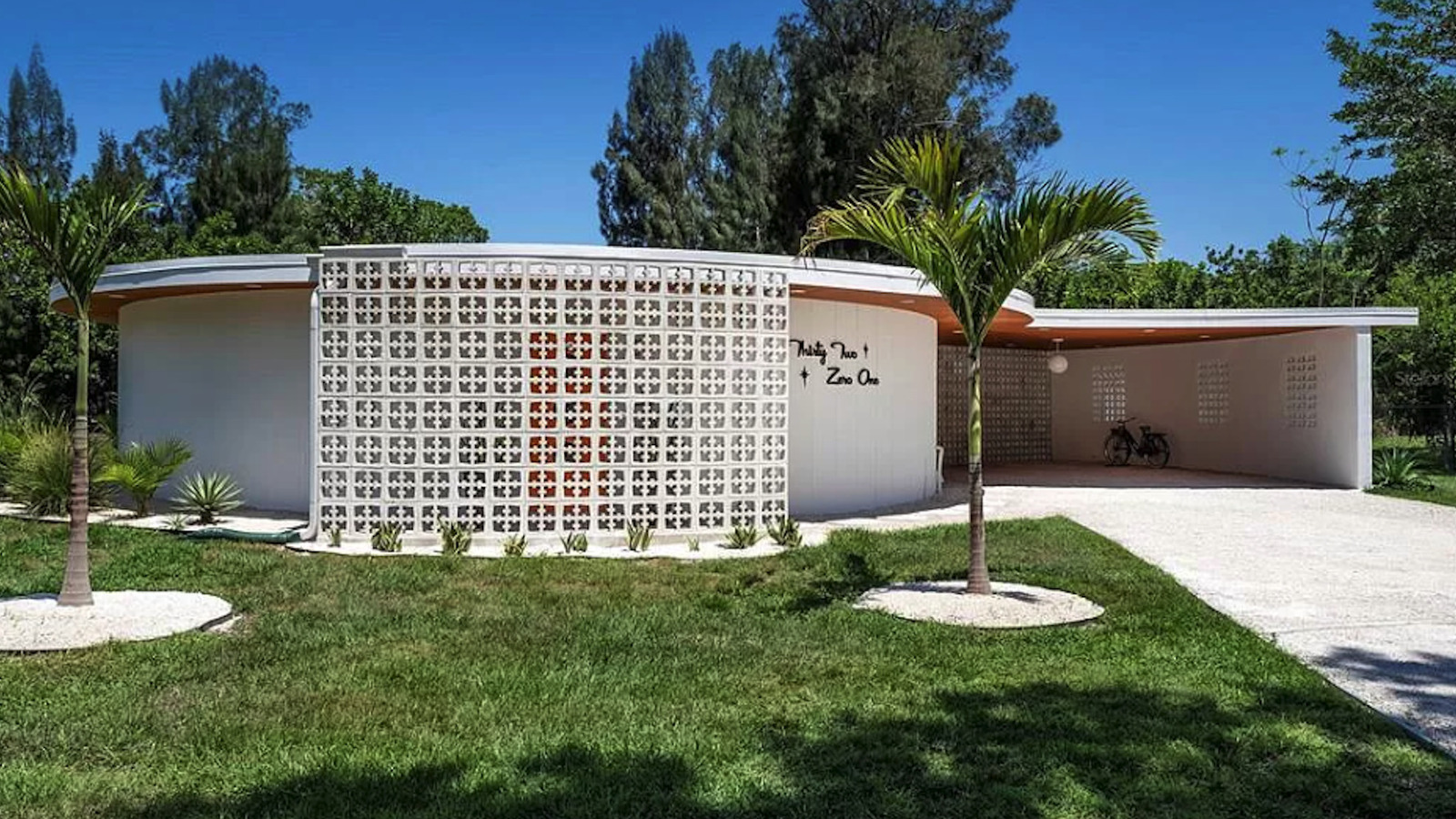 This Perfectly Retro Florida Home Looks Straight Out Of The Jetsons