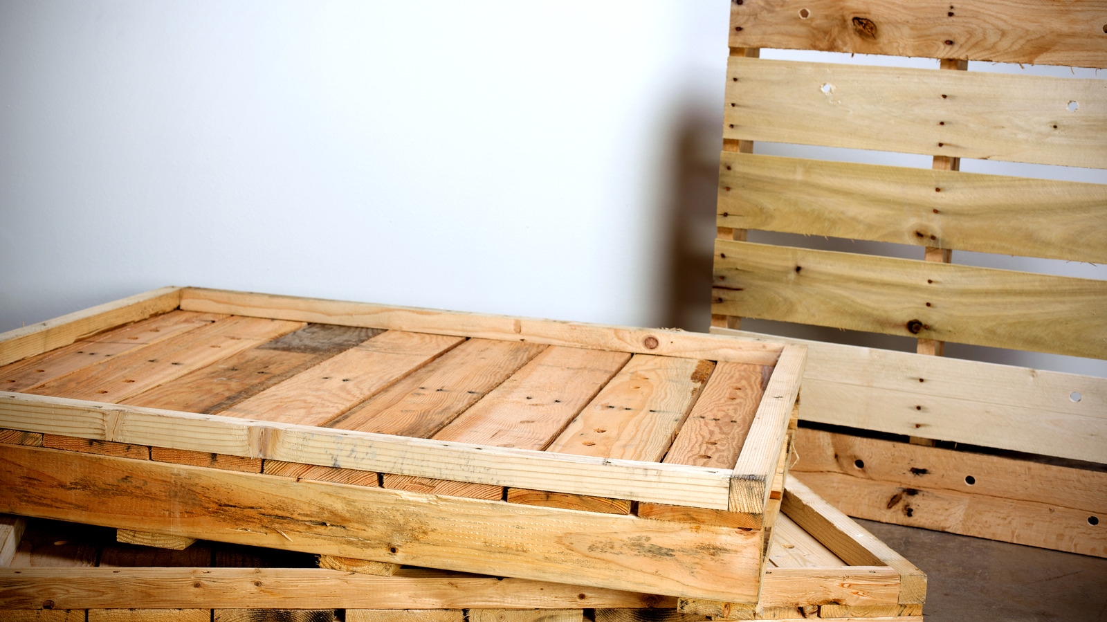 This Rustic Wood Pallet DIY Will Instantly Add Storage To Your Entryway
