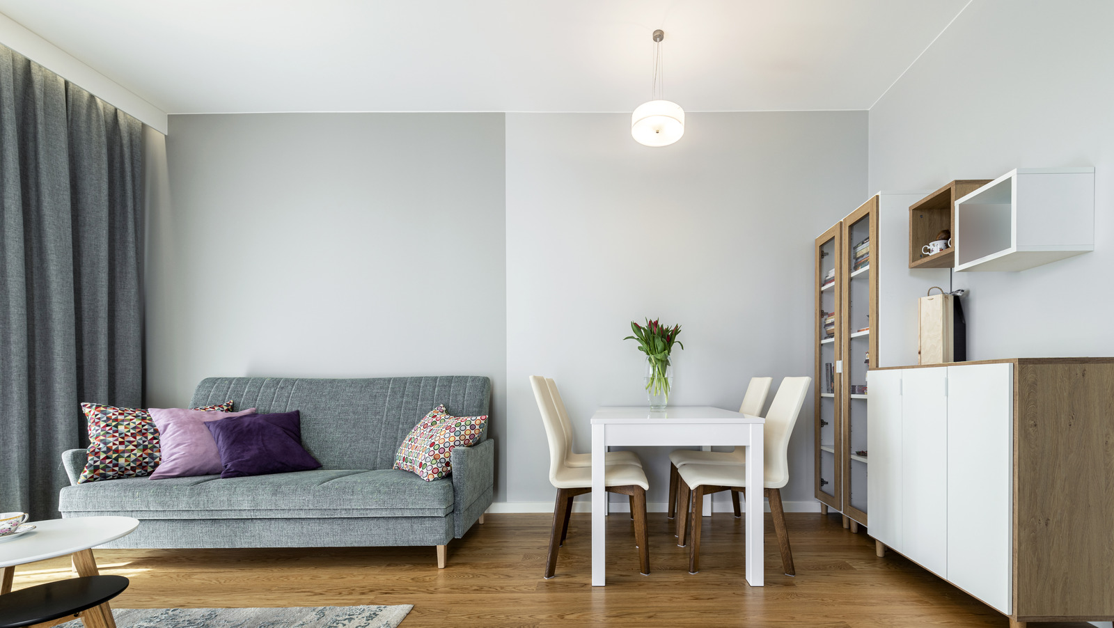 Tips For Decorating A Large Blank Wall Without Making It Look Cluttered