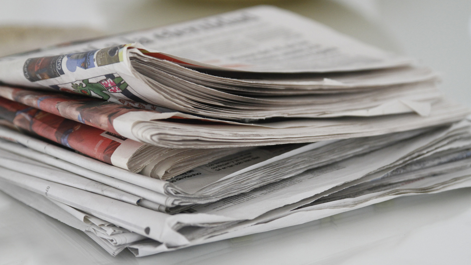 Transform A Plant Pot And Newspaper Into An Artsy Lampshade For Unique ...