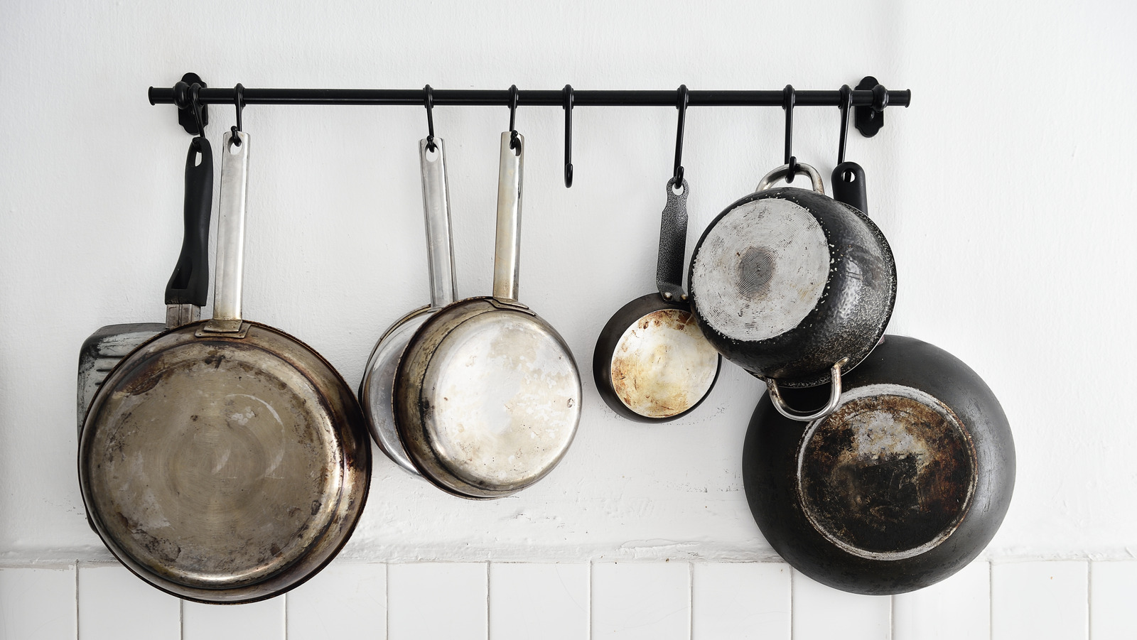 How To Upcycle An Old Pan Into A Cute DIY Home Storage Basket