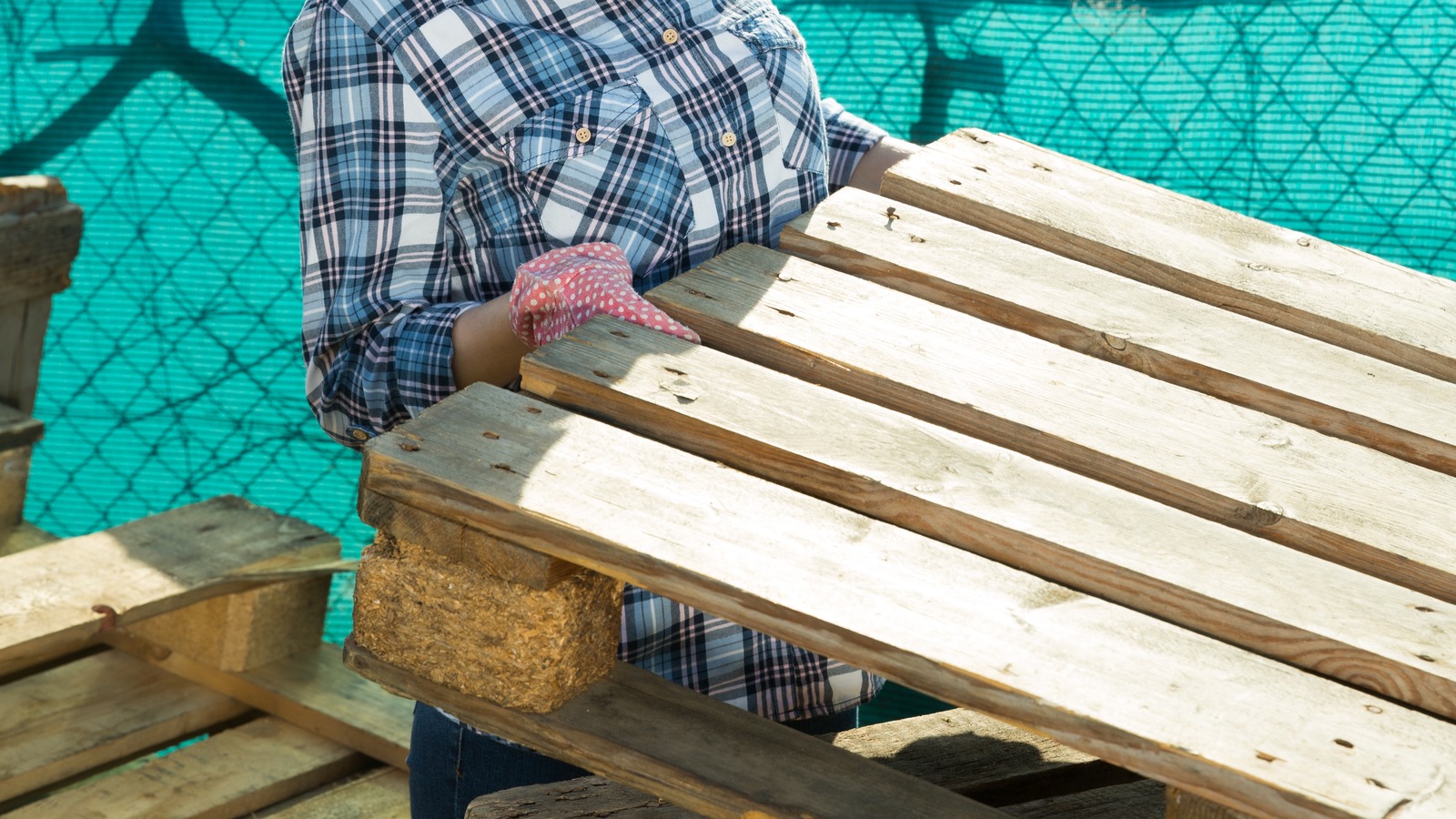 Try This Wood Pallet DIY To Create A Rustic Bench For Your Backyard