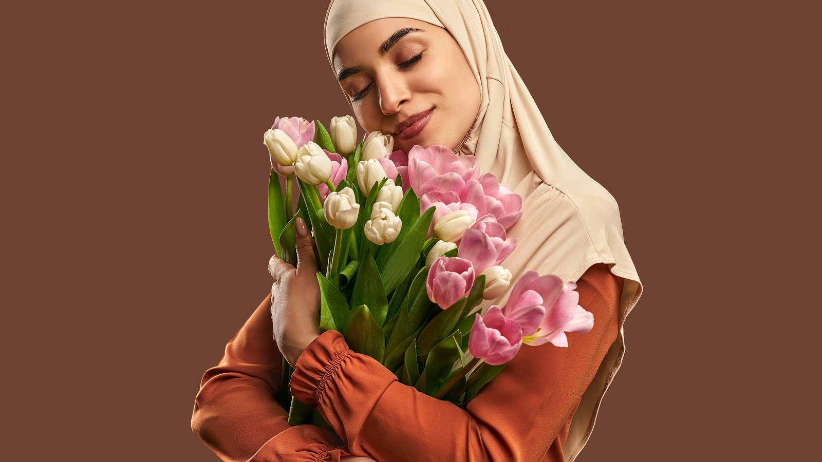 Tulip Season Is Here: How To Decorate With The Flower In Your Home