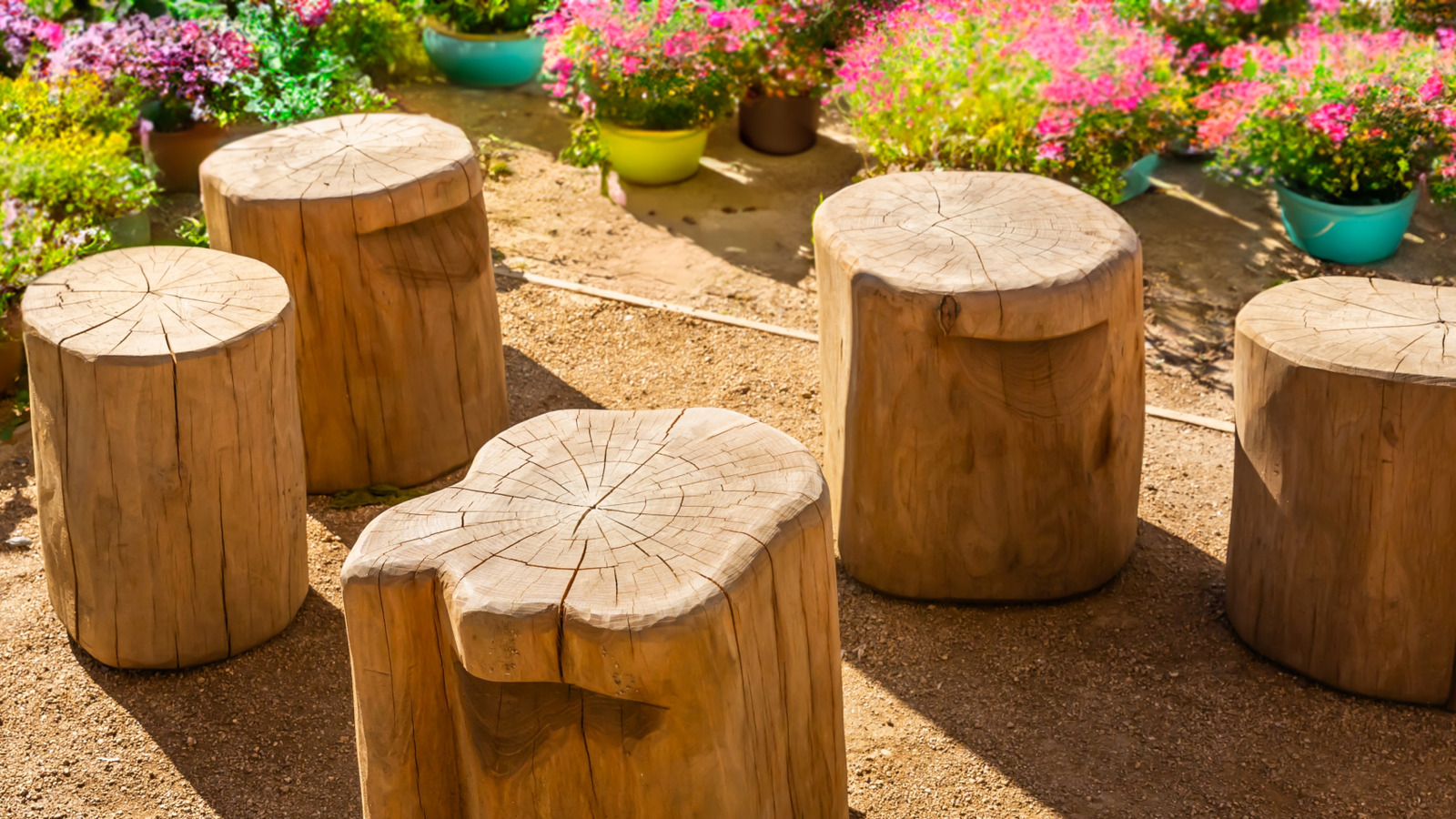 Turn A Tree Log Into A DIY Mosaic Accent For Your Yard