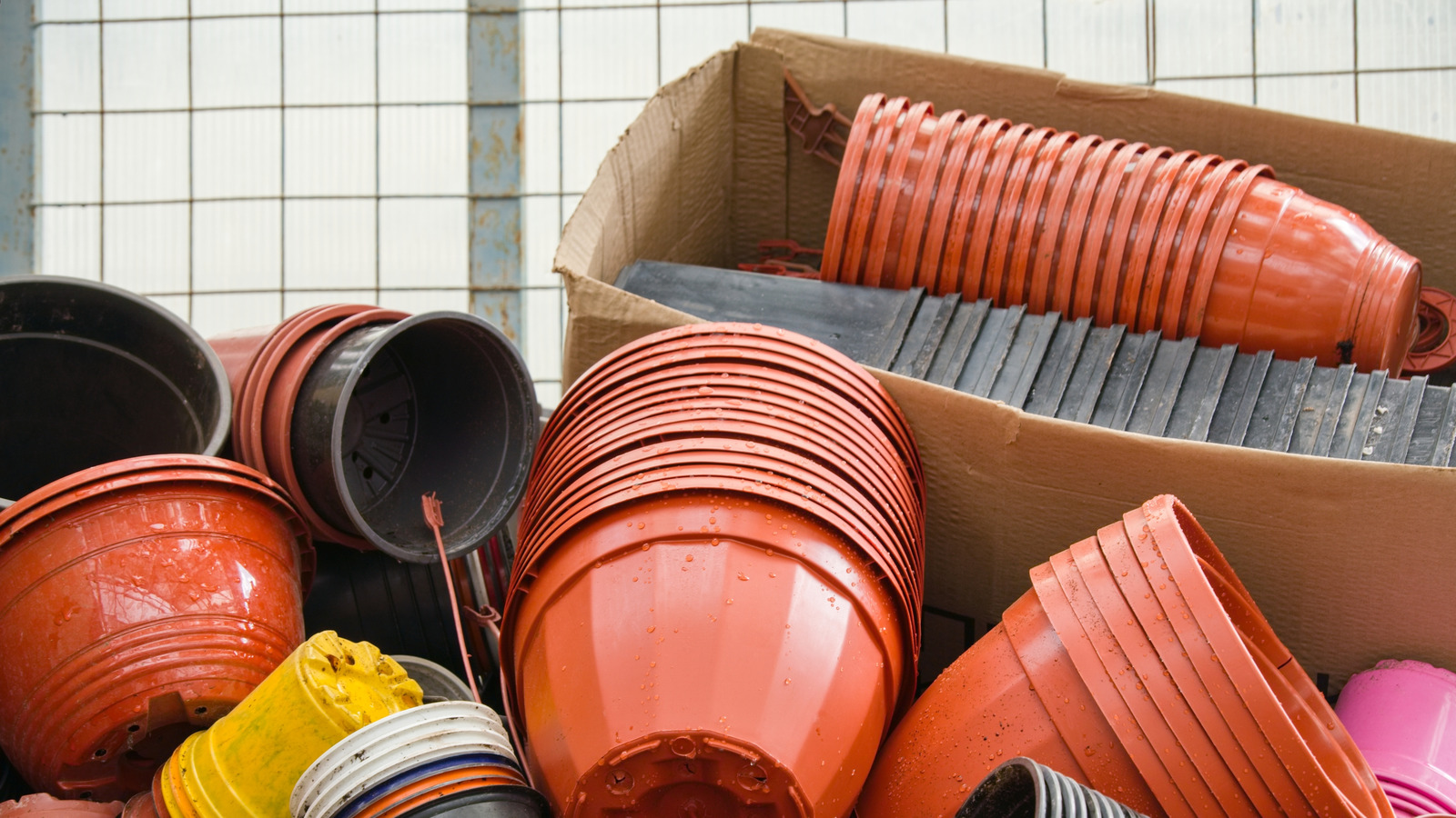 Turn An Old Plastic Planter Into A Cute & Comfortable Ottoman With A ...