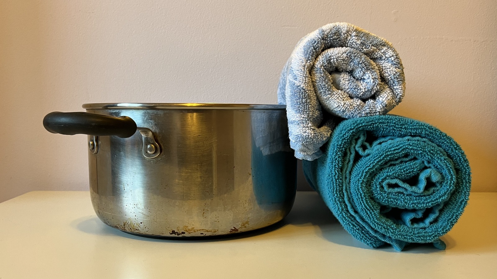 Turn An Old Pot Into Stunning Bathroom Towel Storage With This DIY Idea
