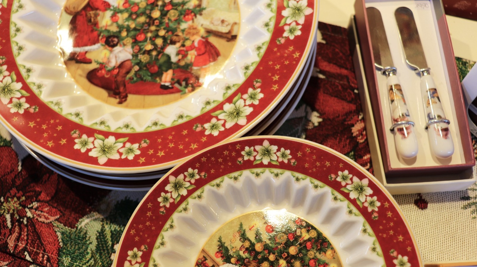 Turn Christmas Plates From The Thrift Store Into A Festive Gallery Wall ...