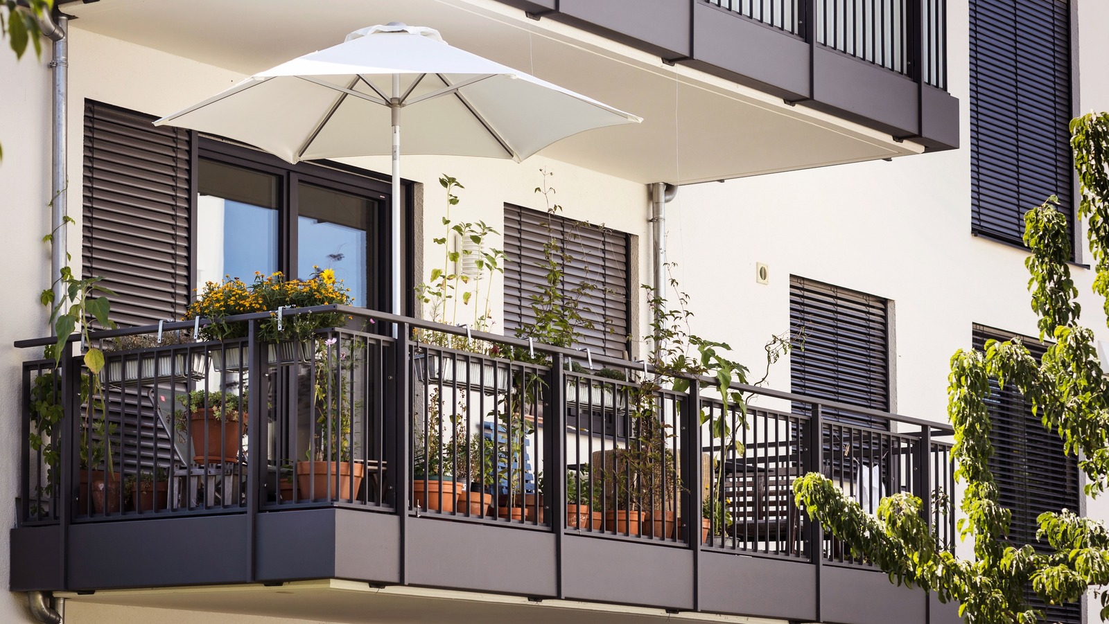 Turn Simple IKEA Floor Tiles Into A Dreamy DIY Privacy Screen For Your ...