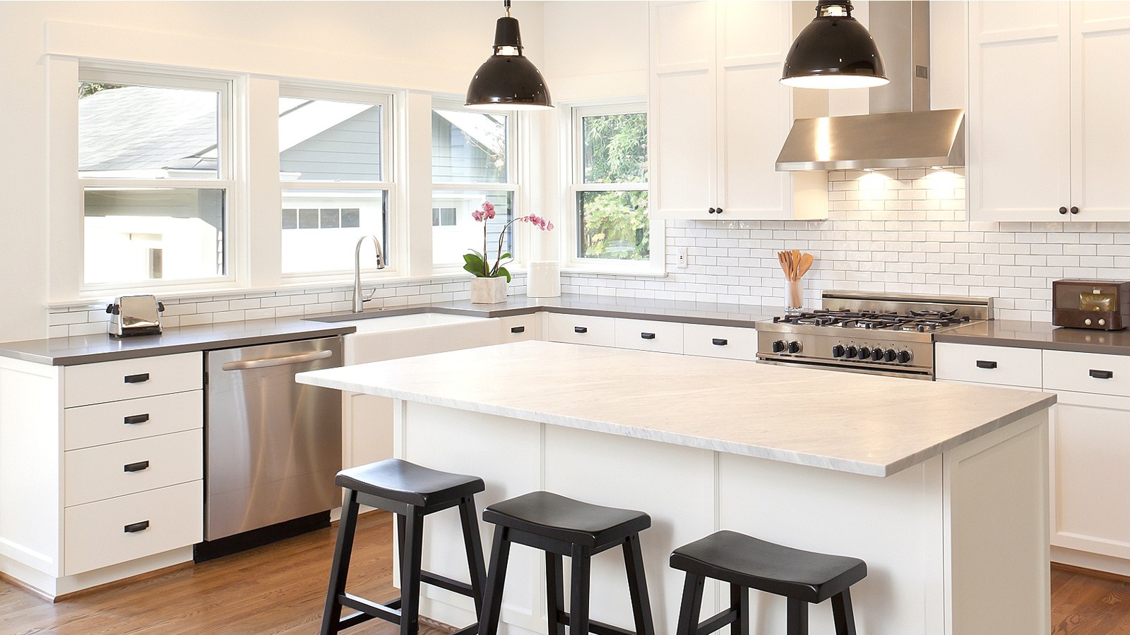 Ty Pennington's Bold Countertop Color Choice Adds Unique Charm To An ...