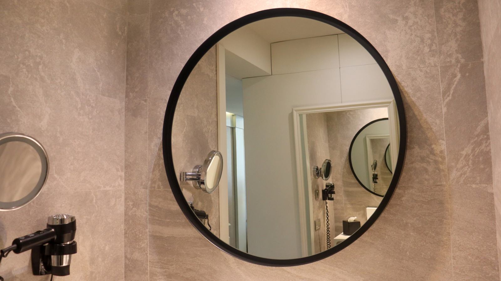 Use A Pool Noodle To Upcycle A Plain Mirror Into Floral Décor