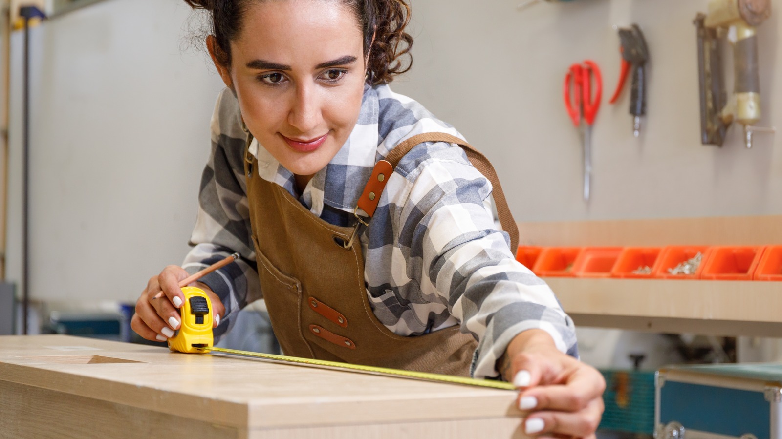Use This Genius Trick To Turn Your Tape Measure Into A Handy Notepad