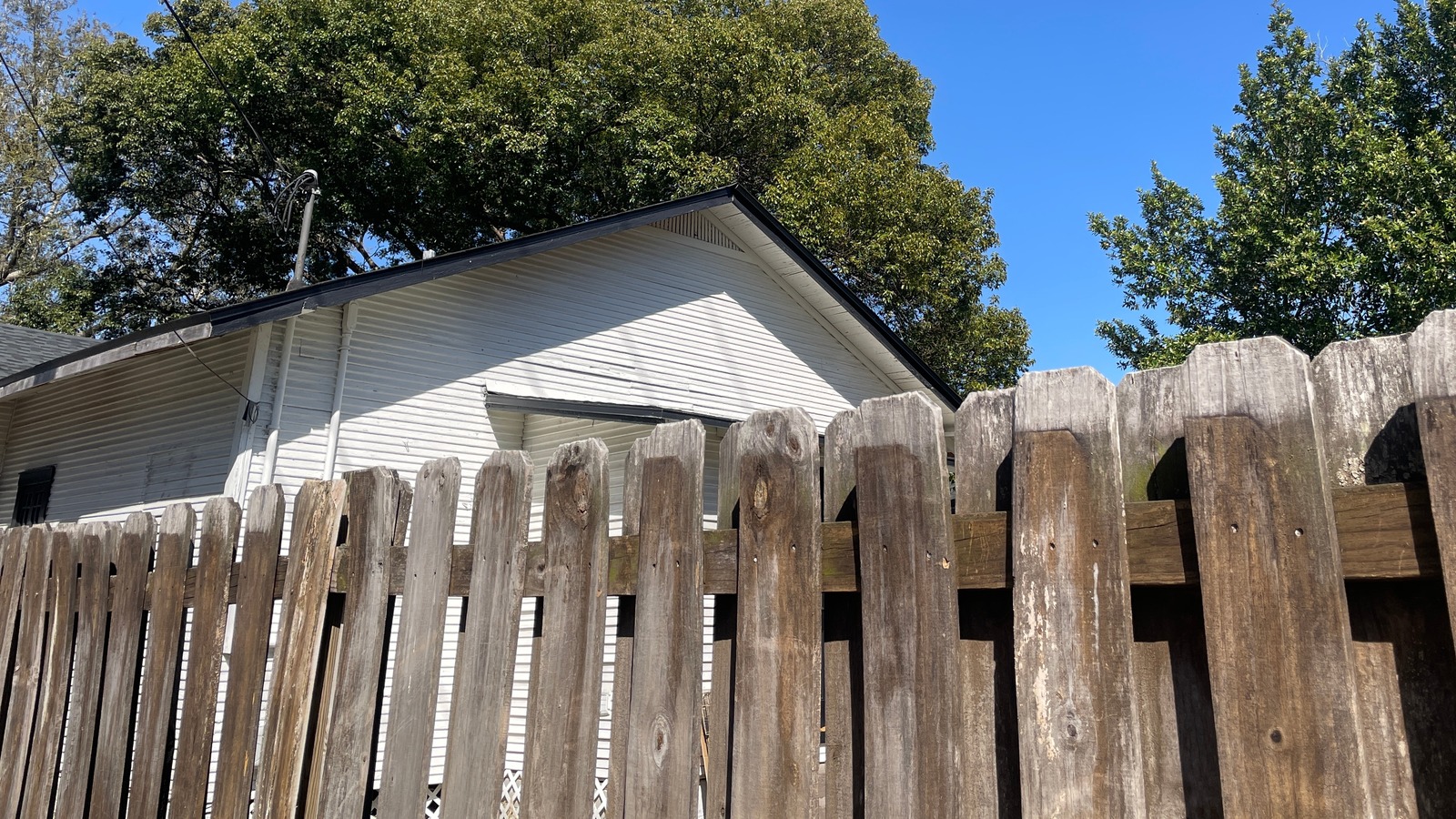 What To Consider Before Choosing A Shadow Box Fence For Privacy