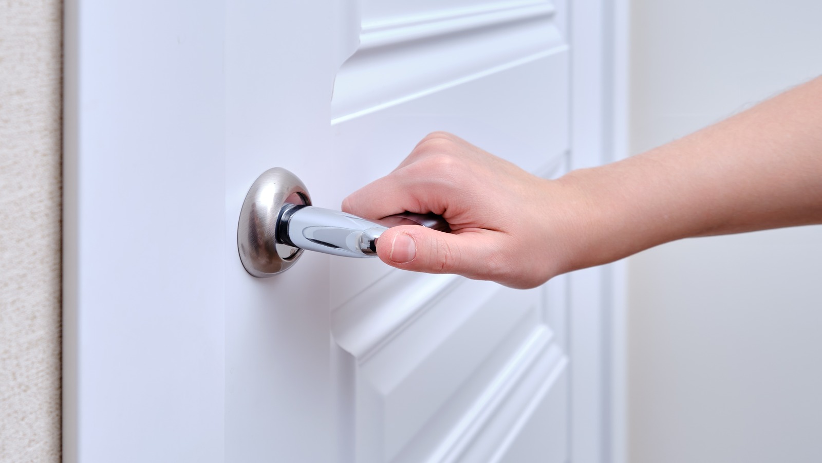 Which Squeaky Door Hacks Are Worth Trying (And Those That Should Be ...