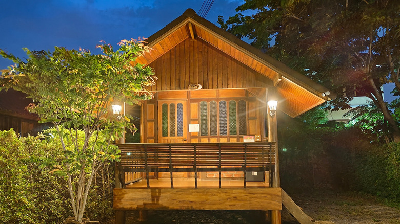 What A White-Colored Porch Light Says About Your Home