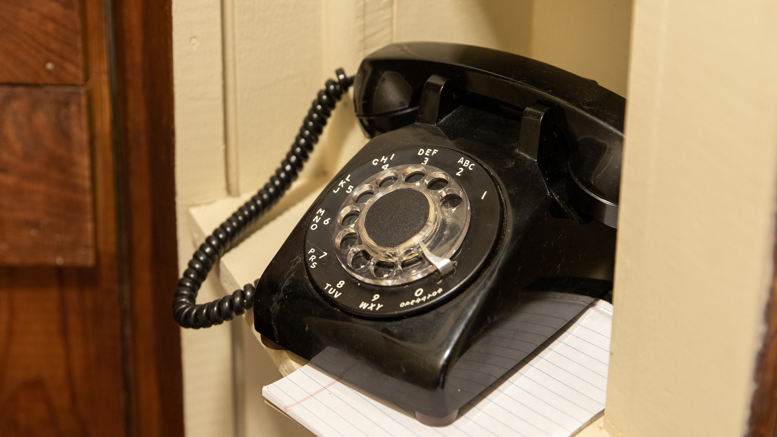 Why So Many Older Homes Come With Decorative Nooks (& How To Use Them Now)