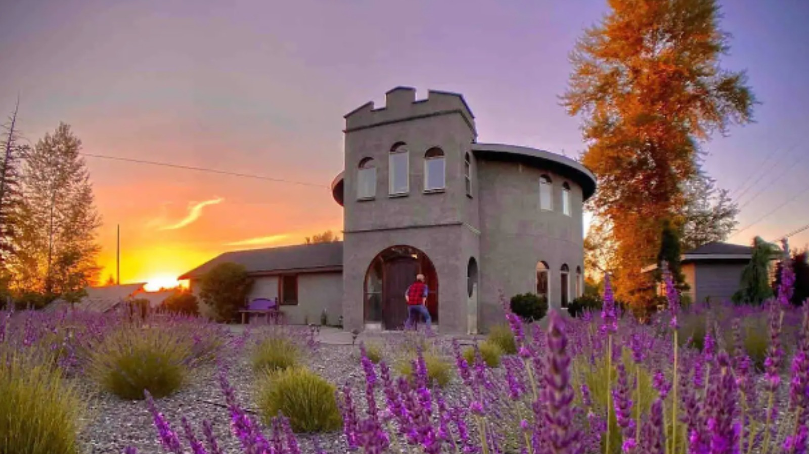 You Can Stay In A Washington Airbnb That's A Castle In A Field Of Lavender